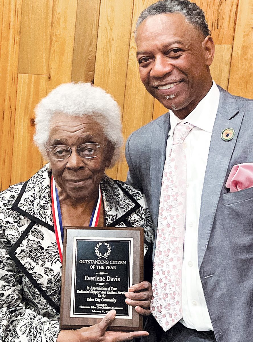 Educator Davis given Tabor Medal at TC chamber fete – Tabor-Loris Tribune
